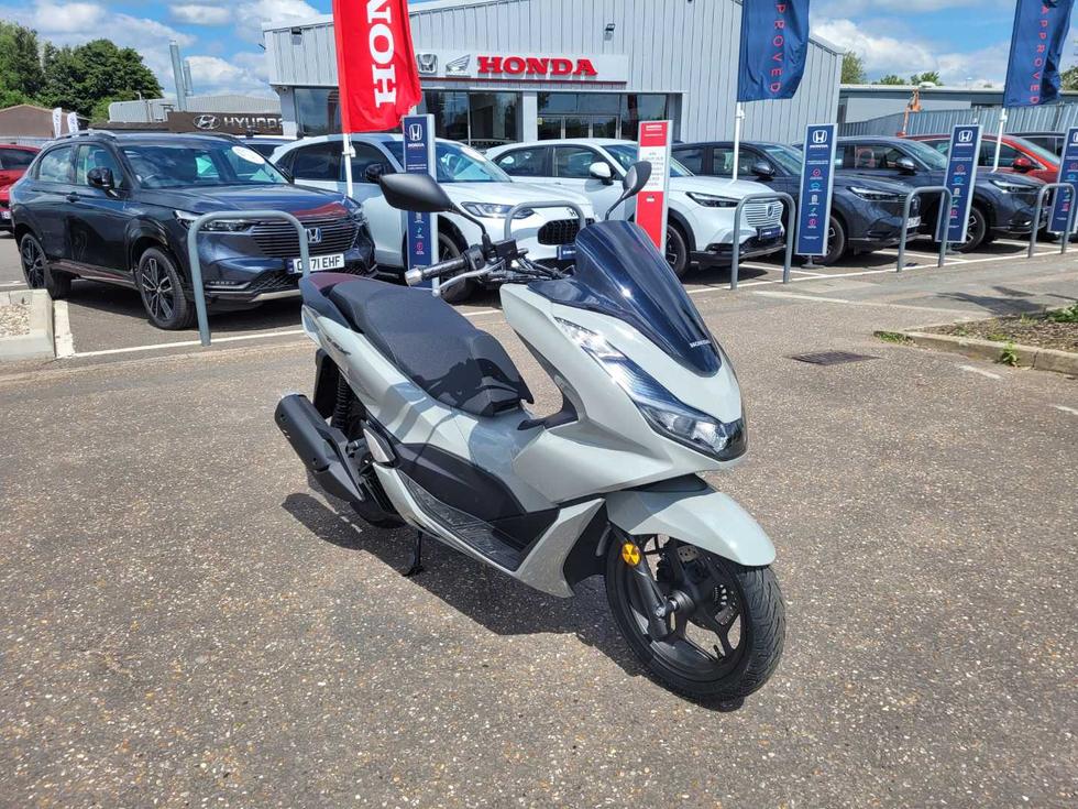 Used ~ Honda PCX125 PCX £3,299 ~ miles PEARL FALCON GREY | John Banks