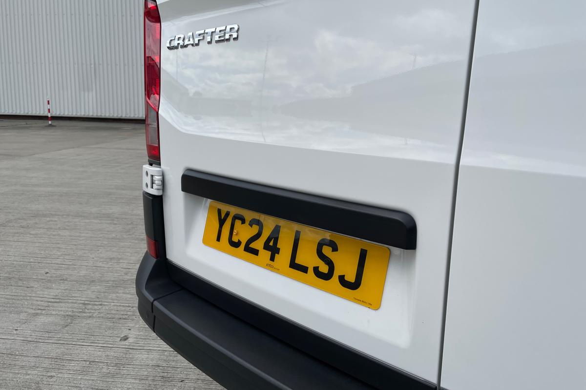 2024 VOLKSWAGEN Crafter CR35 Panel van Trendline MWB 140 PS 2.0 TDI 8sp ...