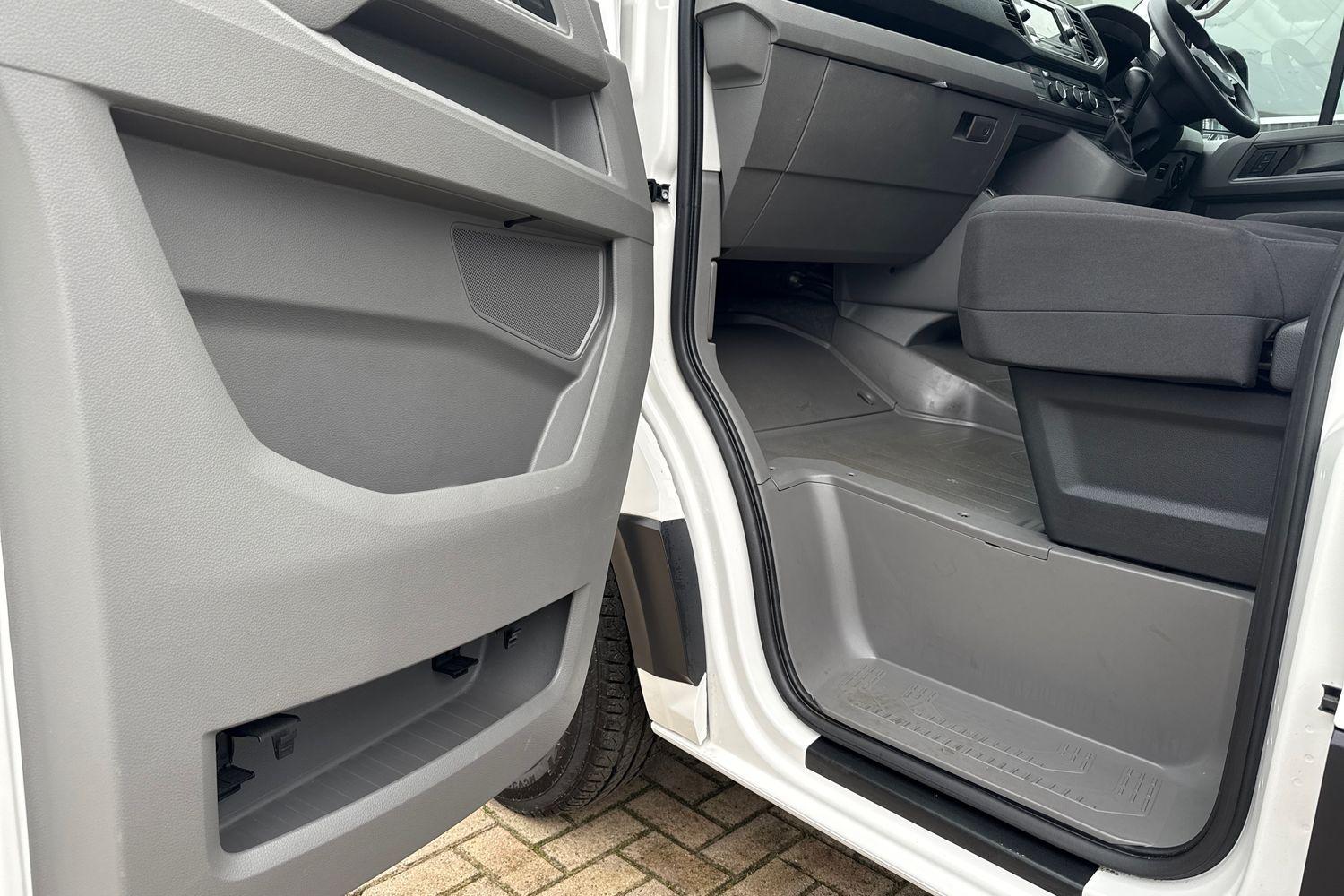 2024 VOLKSWAGEN Crafter CR35 Panel van Trendline MWB 140 PS 2.0 TDI 8sp ...