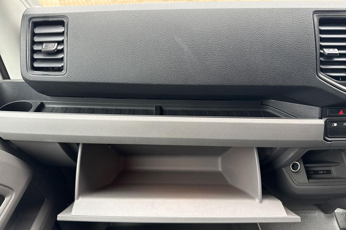 2024 VOLKSWAGEN Crafter CR35 Panel van Trendline MWB 140 PS 2.0 TDI 8sp ...