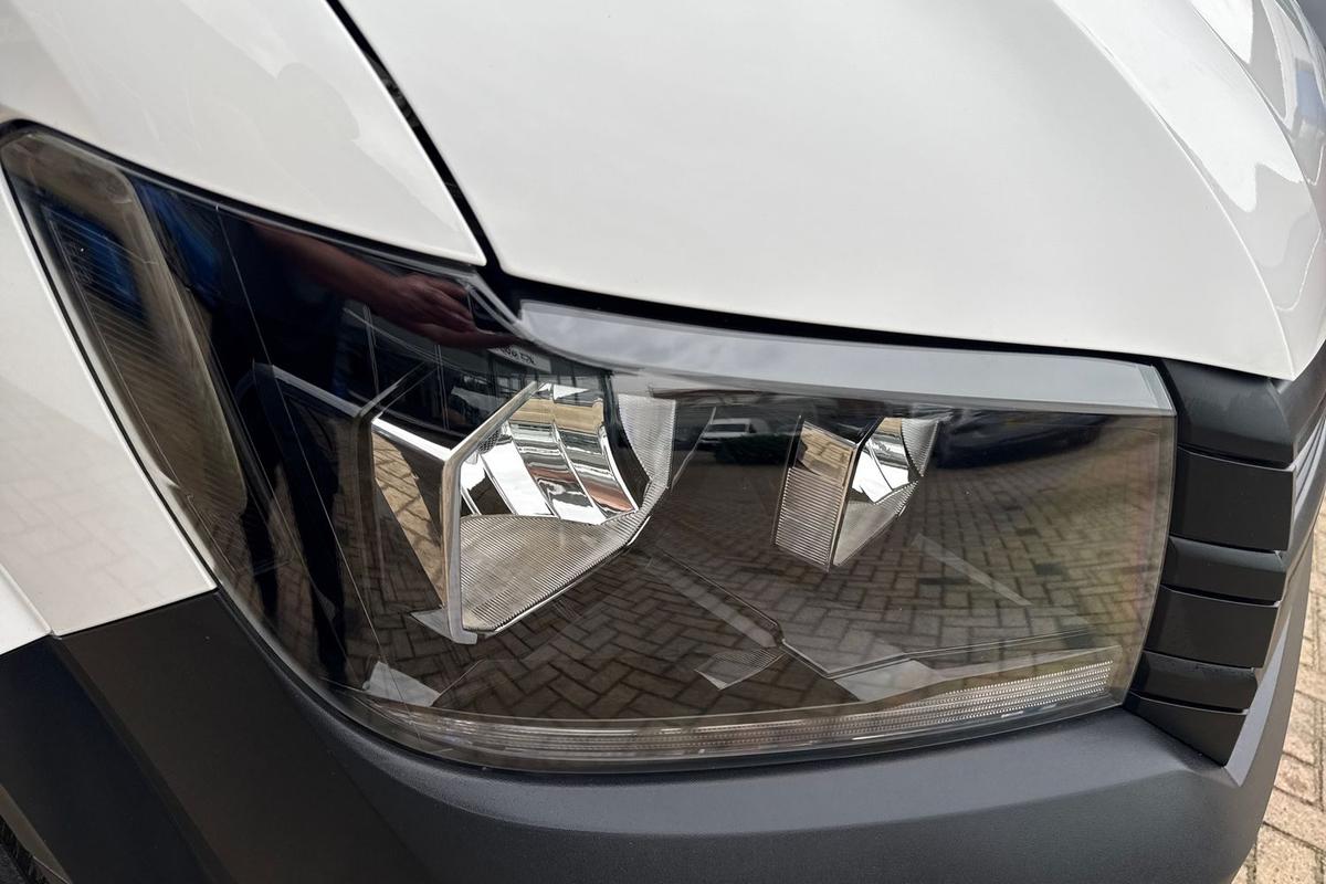 2024 VOLKSWAGEN Crafter CR35 Panel van Trendline MWB 140 PS 2.0 TDI 8sp ...