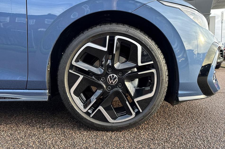 2025 Volkswagen Golf 1.5 eTSI 150 R-Line 5dr DSG £29,582 4,195 miles ...
