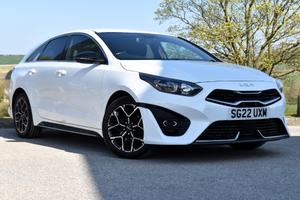 Kia ProCeed 1.5 T-GDi ISG GT-LINE in Fusion White £16,401