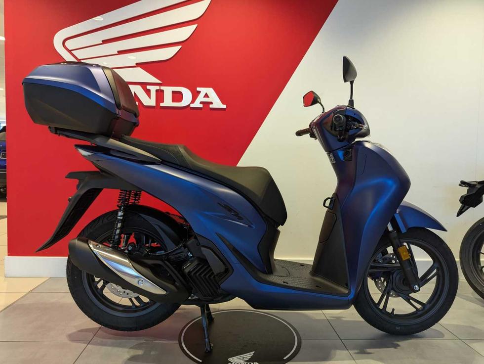 New ~ Honda SH125i Top Box SH125AD2R4ED £3,999 ~ miles Matte Pearl ...
